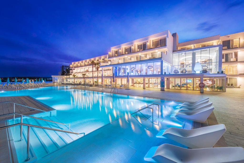 LAST MINUTE🔥 Half Board holiday at top-rated 4-star hotel in Majorca ...